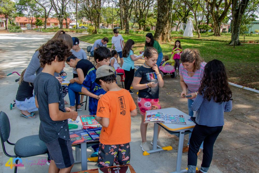 Sábado Foi Dia De Troca De Figurinhas Do álbum Da Copa Em Fortaleza Dos